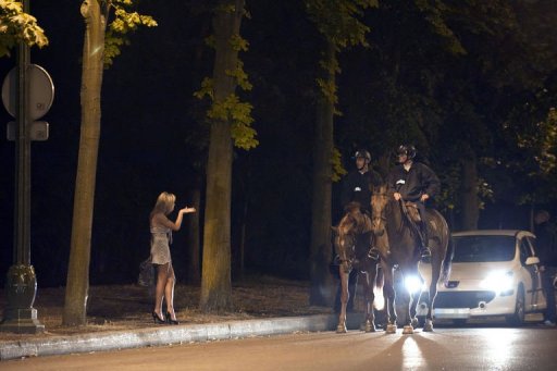 Au Bois De Boulogne Les Travestis Confrontés à Des Violences Accrues Le Point