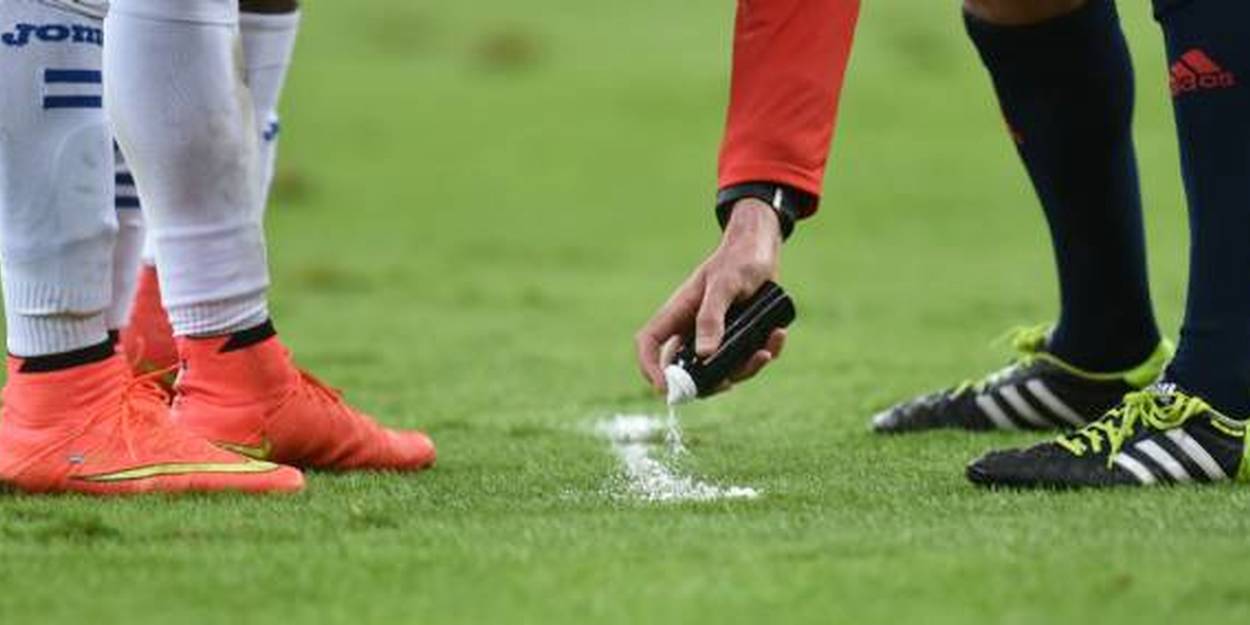 Football : le spray d'arbitrage adopté par la FFF