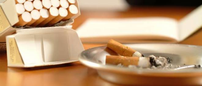 Les fumeurs meurent huit ans plus tôt - Le Point