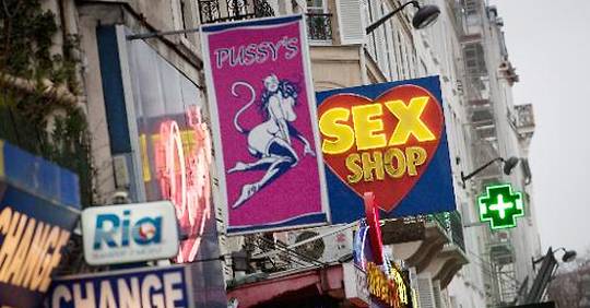 Toulouse Il Sendort Dans La Cabine De Visionnage Dun Sex Shop