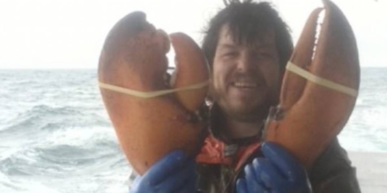 Un pêcheur attrape un homard géant