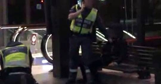 Vidéo - Suède : L'arrestation très musclée d'un enfant de 9 ans Vidéo - Suède : L'arrestation très musclée d'un enfant de 9 ans