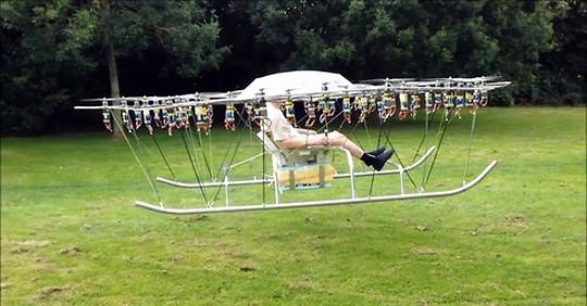 Vidéo - Un britannique a fabriqué un engin volant à partir de drones