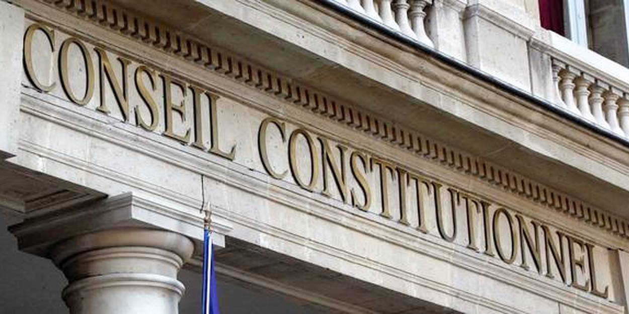 La loi réprimant la négation de crimes contre l'humanité non conforme