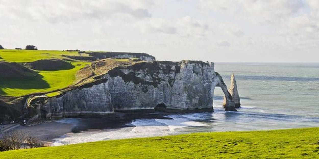 Au pied des falaises d'Étretat, les galets ont disparu