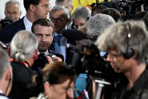 Dans son portrait officiel, Emmanuel Macron "maîtrise les symboles ...