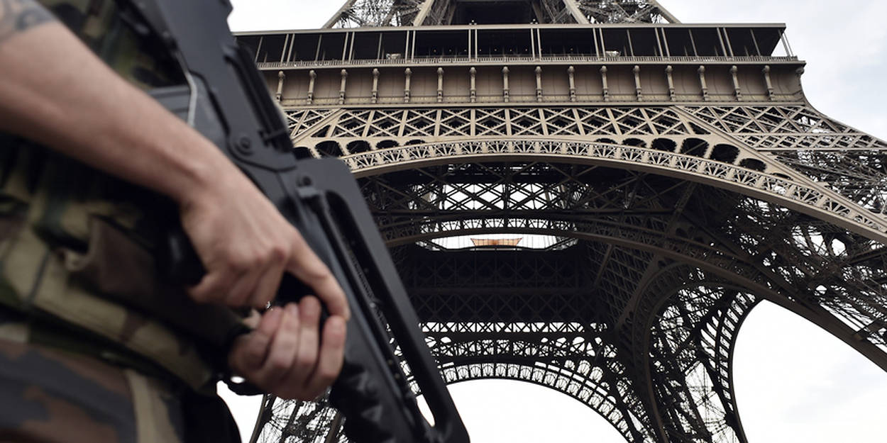 Intrusion armée à la tour Eiffel : le suspect renvoyé en hôpital ...