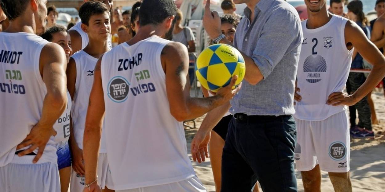 Le prince William en Israël, entre mémoire de l'Holocauste et jeux de plage