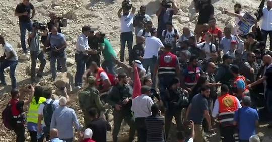 Vidéo - Village bédouin menacé: des manifestants bloquent un bulldozer