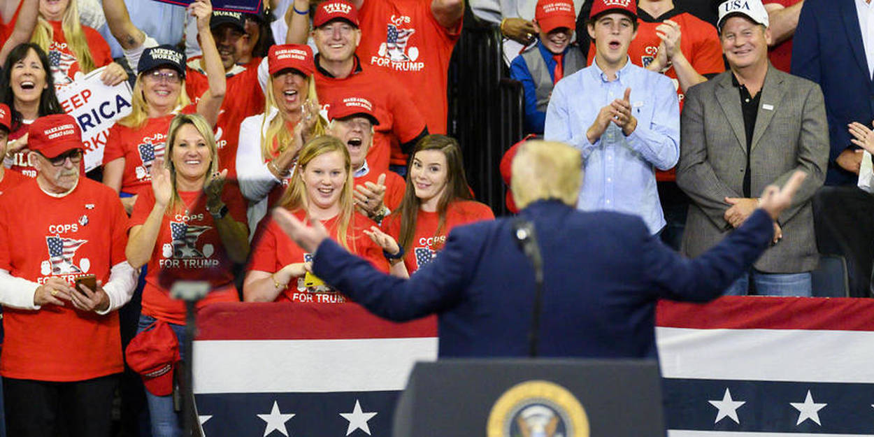 De retour en campagne, Donald Trump montre les crocs