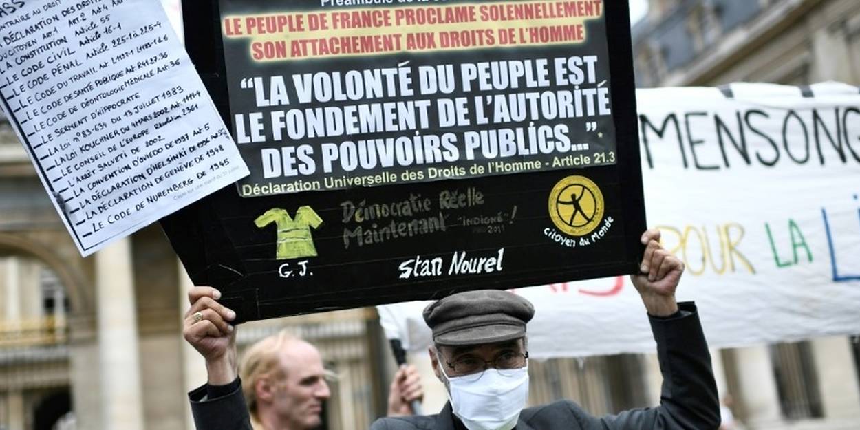 Des manifestants massés à Paris: "Macron, ton pass, on n'en veut pas"