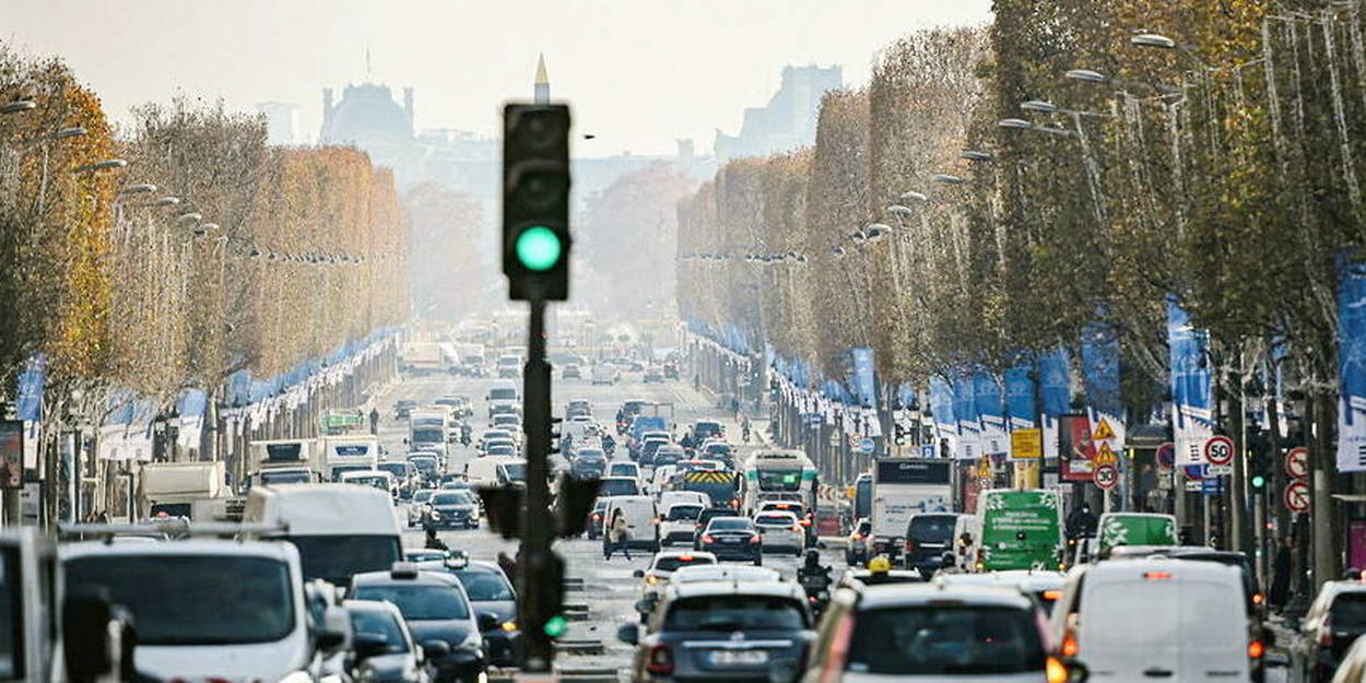 Feu rouge : cent ans qu’il nous en fait voir de toutes les couleurs