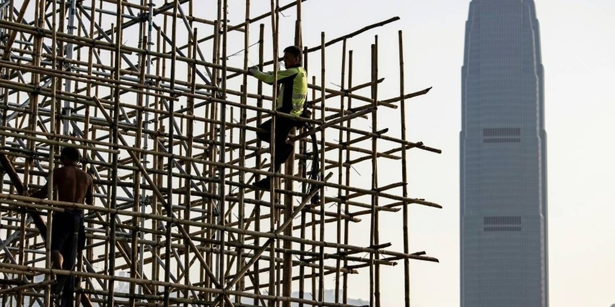 A Hong Kong, des échafaudages en bambou pour construire les gratte-ciels