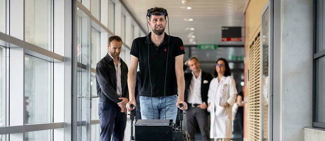 Un paraplégique retrouve le contrôle de la marche grâce à des implants