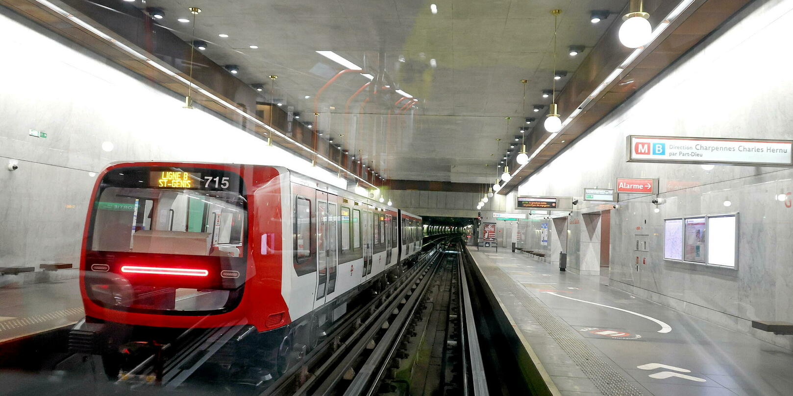 Lyon : une attaque au couteau dans le métro fait quatre blessés Lyon : une attaque au couteau dans le métro fait quatre blessés
