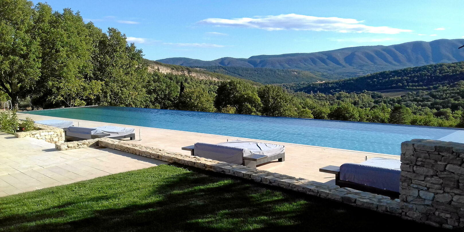 Bien choisir sa piscine : pourquoi opter pour un bassin en inox