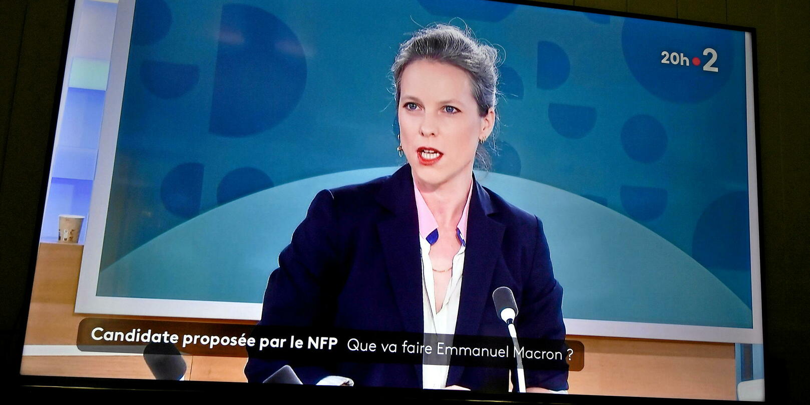 Lucie Castets, l’inconnue rose-rouge