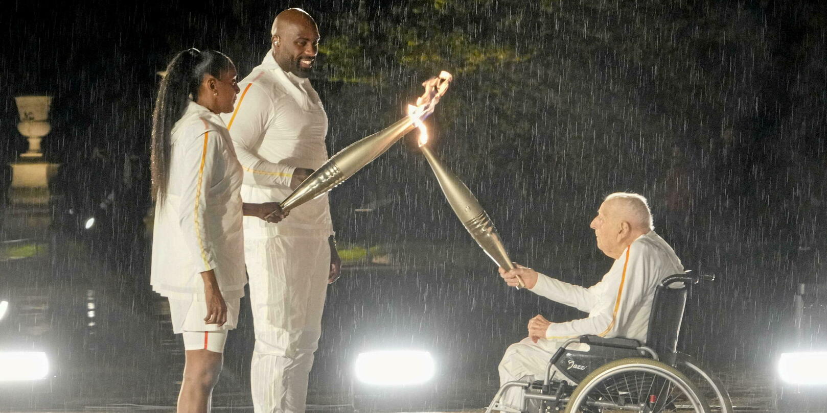 Qui est Charles Coste, l’athlète en fauteuil roulant qui a transmis la ...