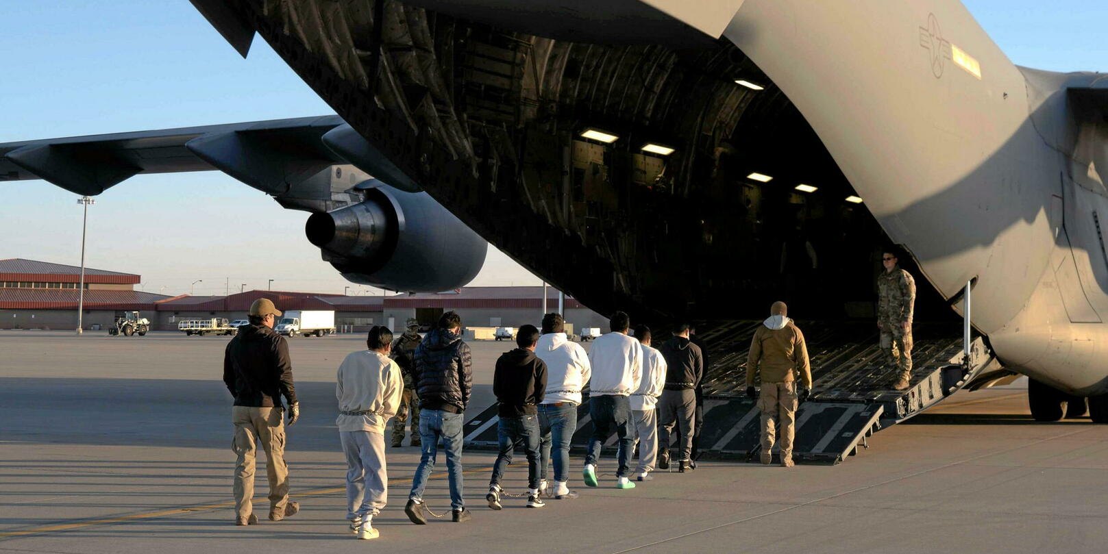 Les États-Unis commencent à expulser des migrants illégaux par avion